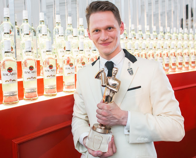 CHAMPION MIXOLOGIST TOM WALKER PRESENTS HIS WINNING COCKTAIL AT LOBSTER ...