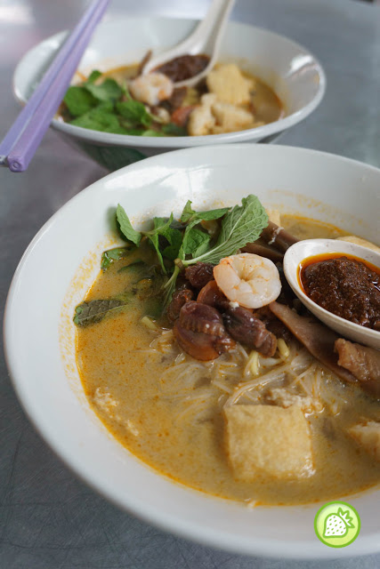FAMOUS NYONYA CURRY MEE @ PULAU TIKUS MARKET | Malaysian Foodie